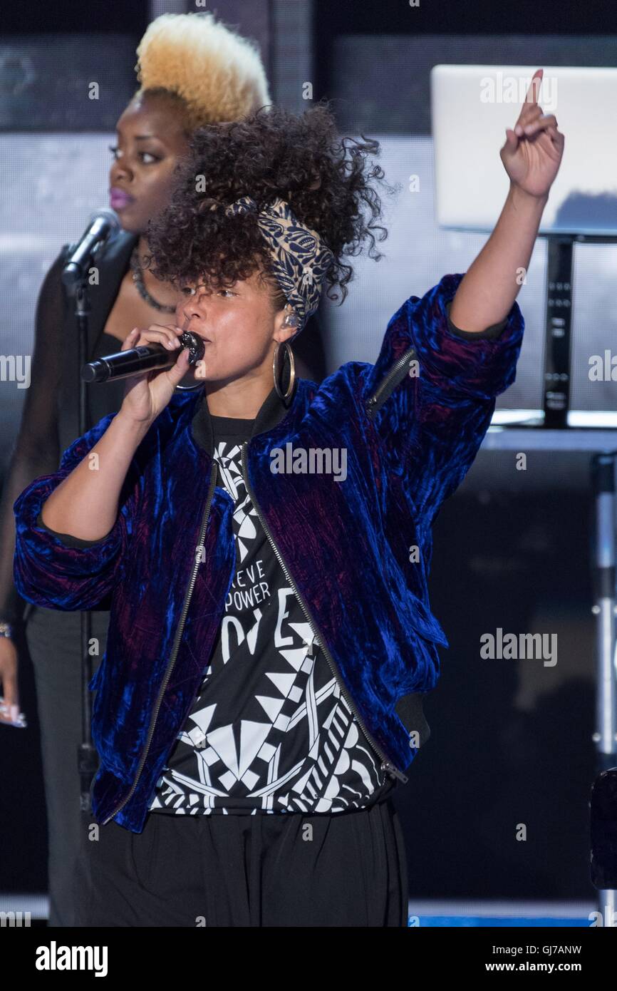 Singer Alicia Keys performs during the 2nd day of the Democratic ...