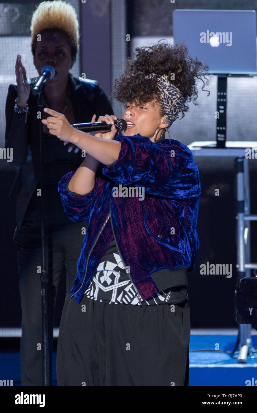 Singer Alicia Keys performs during the 2nd day of the Democratic ...
