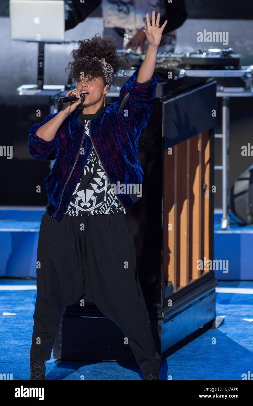 Singer Alicia Keys performs during the 2nd day of the Democratic ...