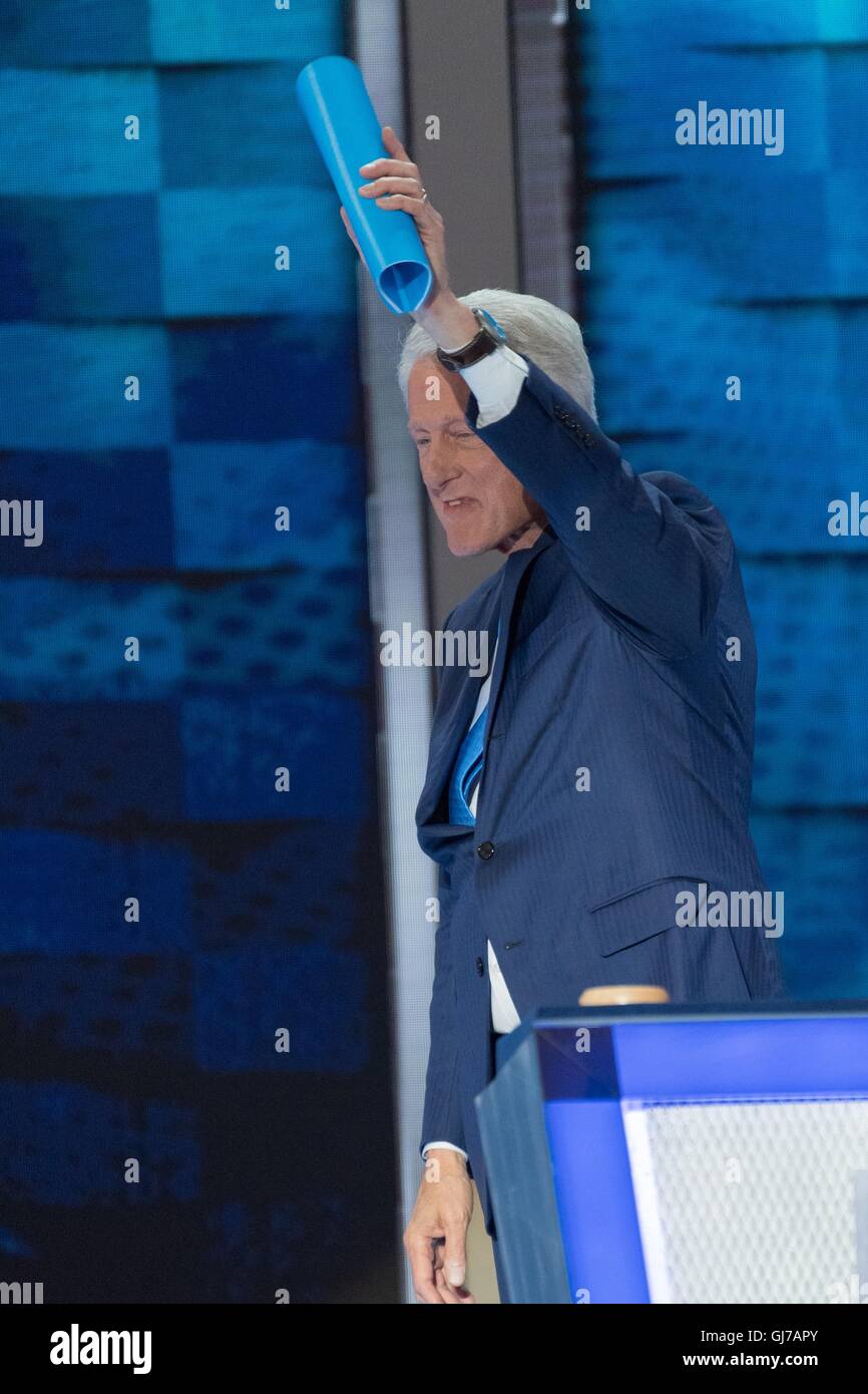 Former President Bill Clinton waves after delivering the keynote ...