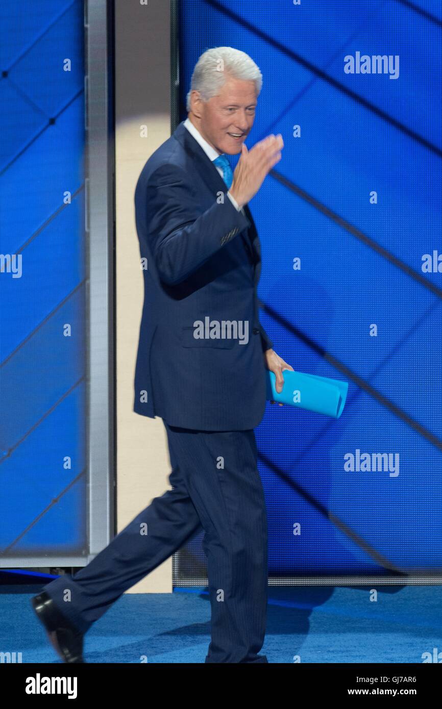 Former President Bill Clinton waves after delivering the keynote ...
