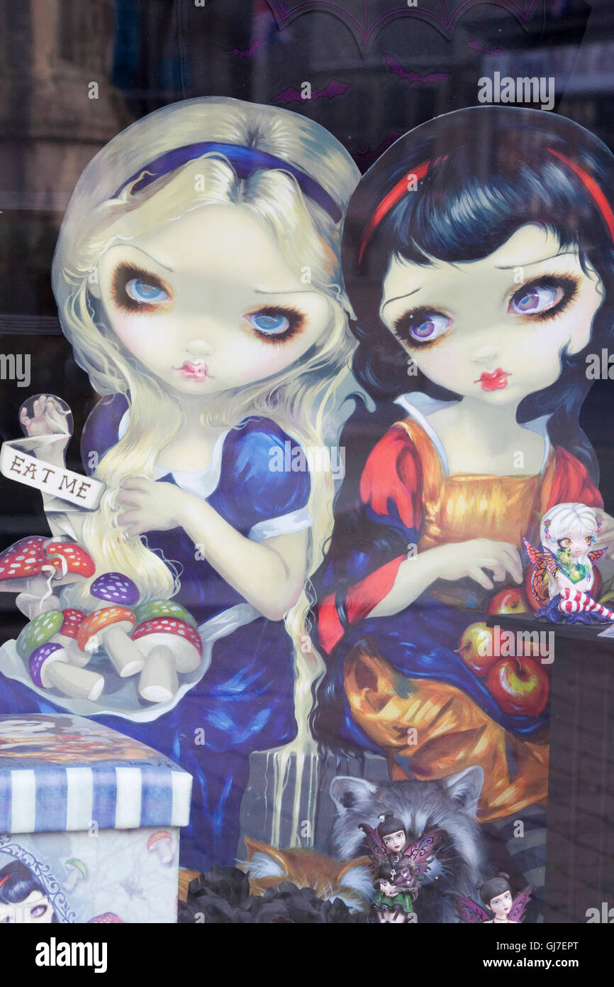 Shop window Display, Alice in wonderland, "Eat me Stock Photo - Alamy