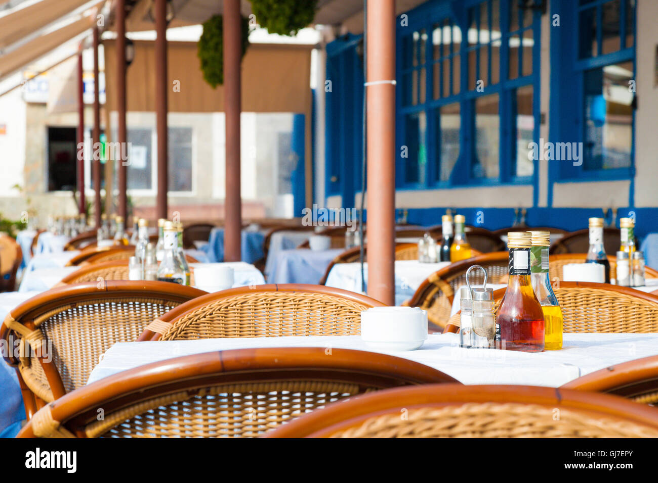 Empty tables cafe street hi-res stock photography and images - Alamy