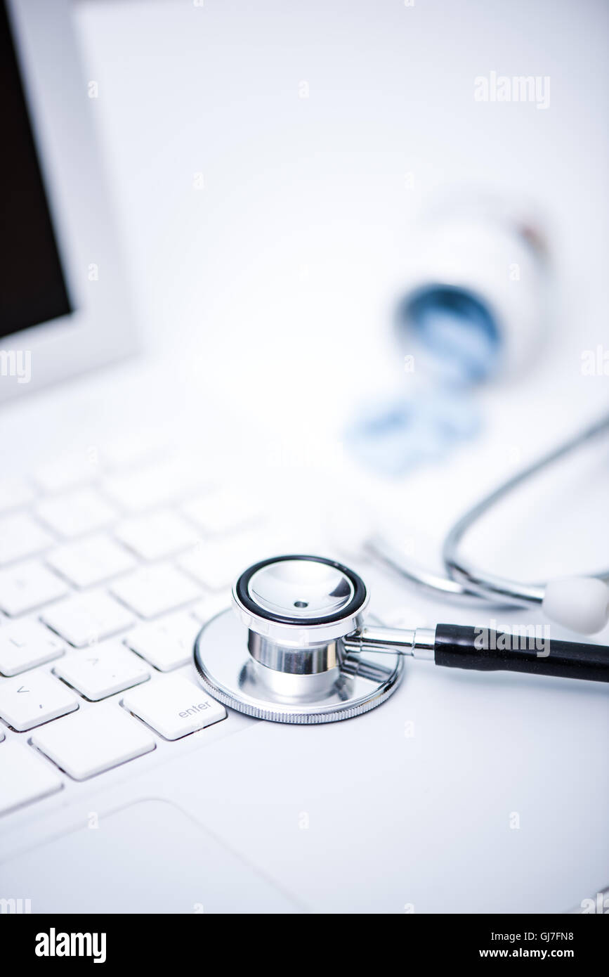 Doctor stetoscope hi-res stock photography and images - Alamy