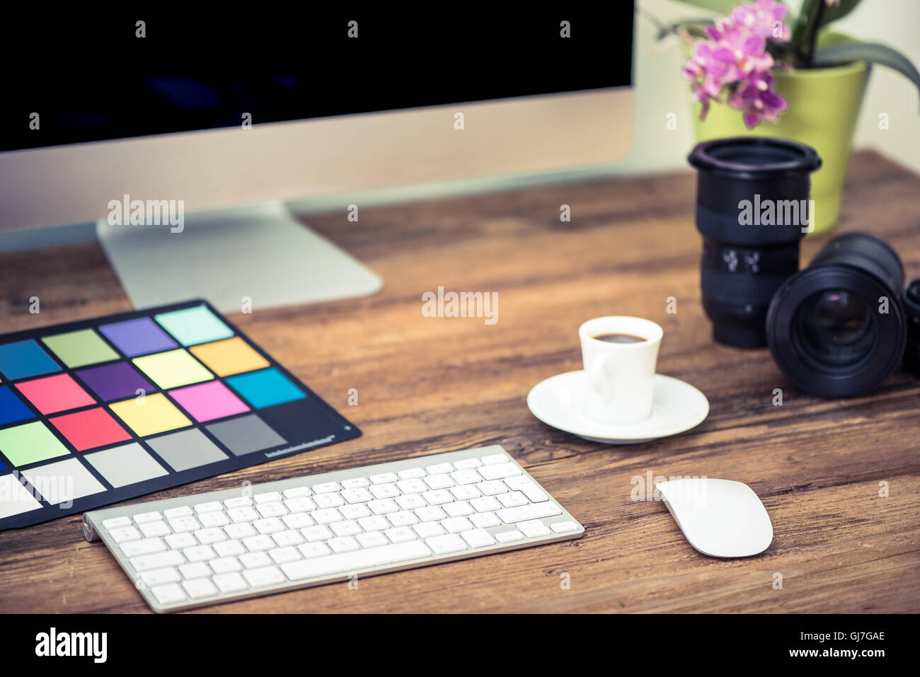 Photographer at desk hi-res stock photography and images - Alamy
