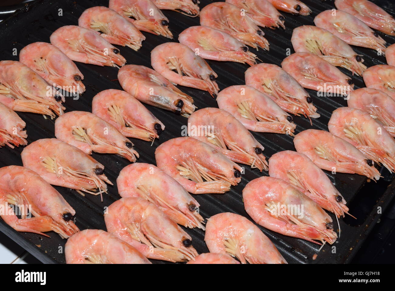 Live Shrimp placed th Grill ready for preparation Stock Photo - Alamy