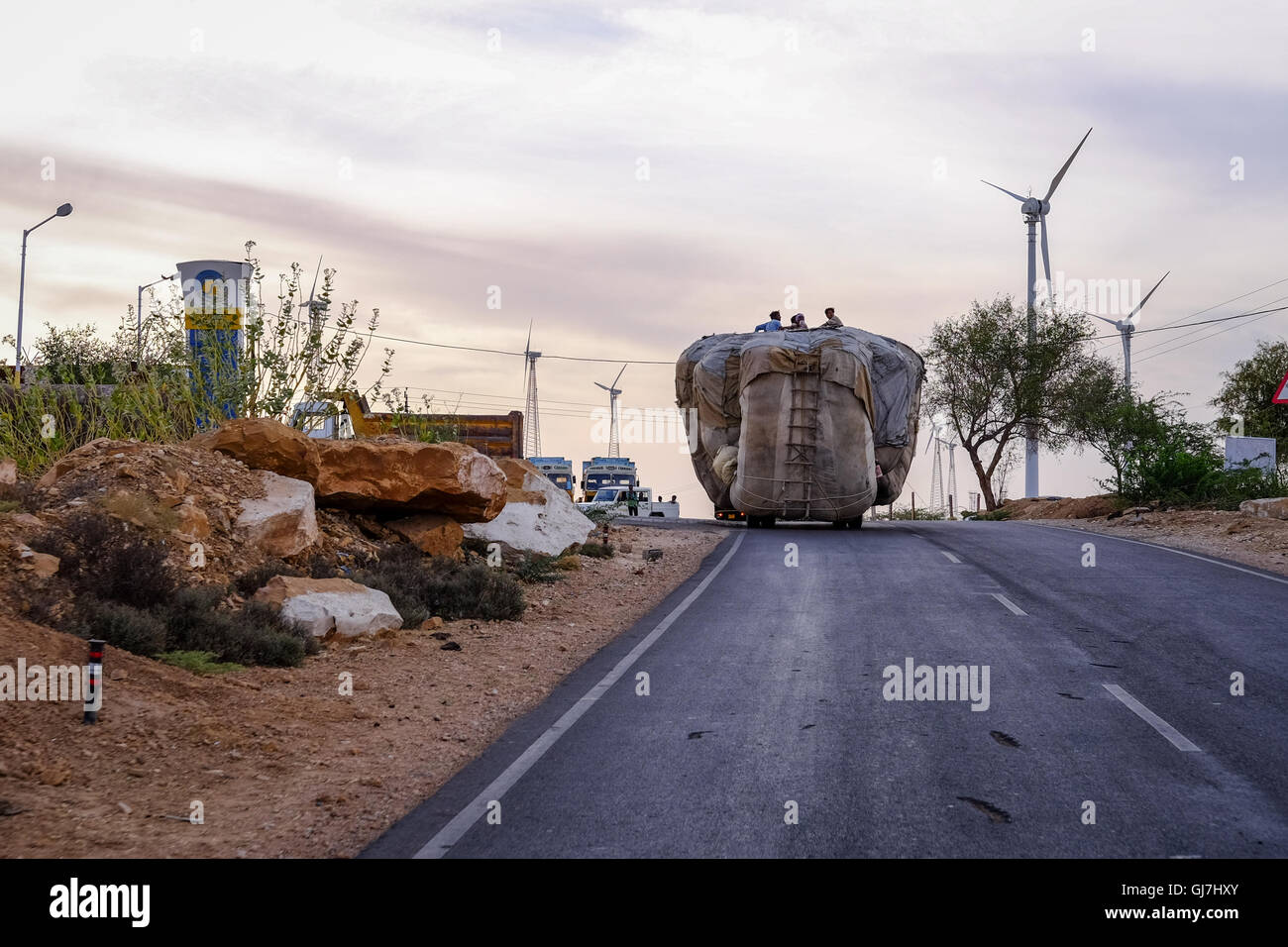 India truck load hi-res stock photography and images - Alamy
