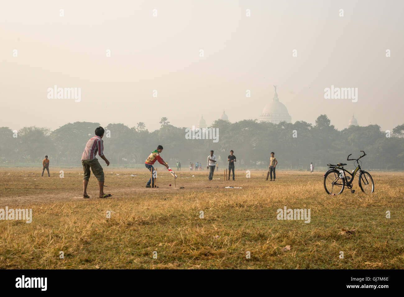 Cricket game with kids hi-res stock photography and images - Alamy