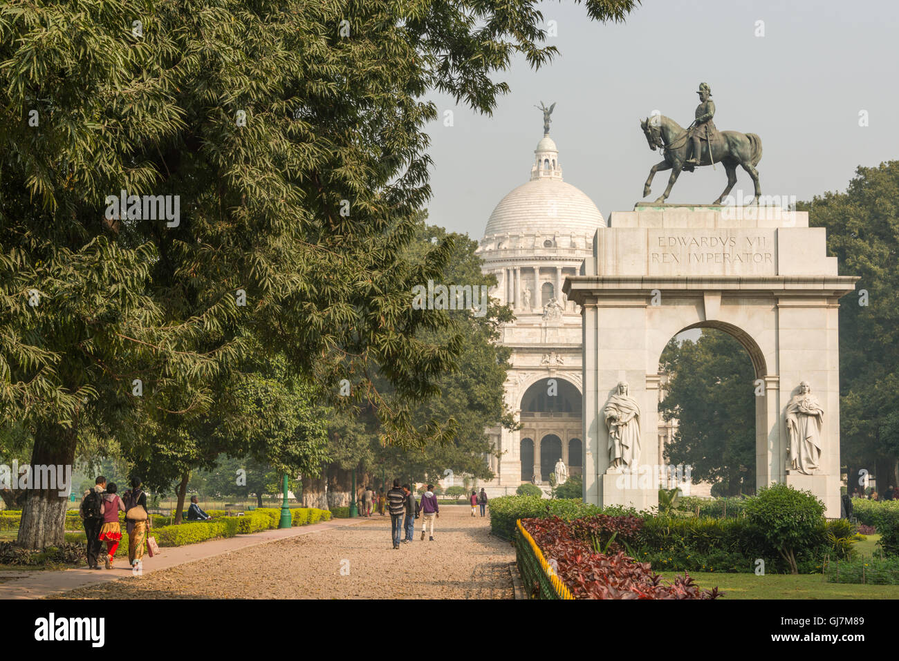 The King Edward VII memorial archway at the Victoria Memorial in ...