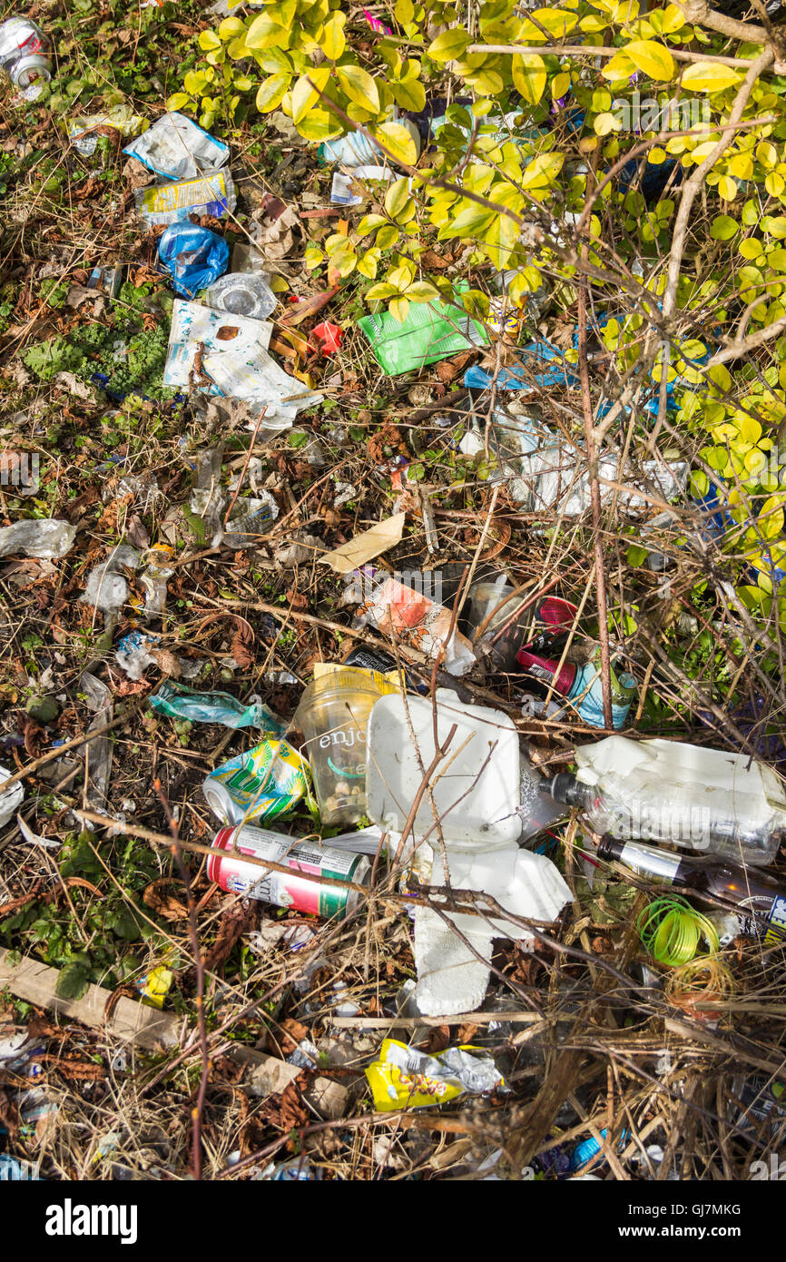 Trash litter pollution ground hi-res stock photography and images - Alamy