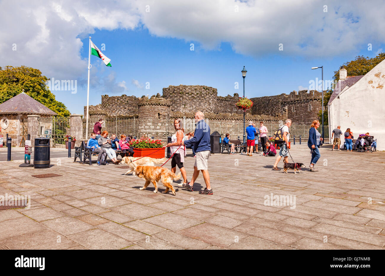 Walking to castle hi-res stock photography and images - Alamy