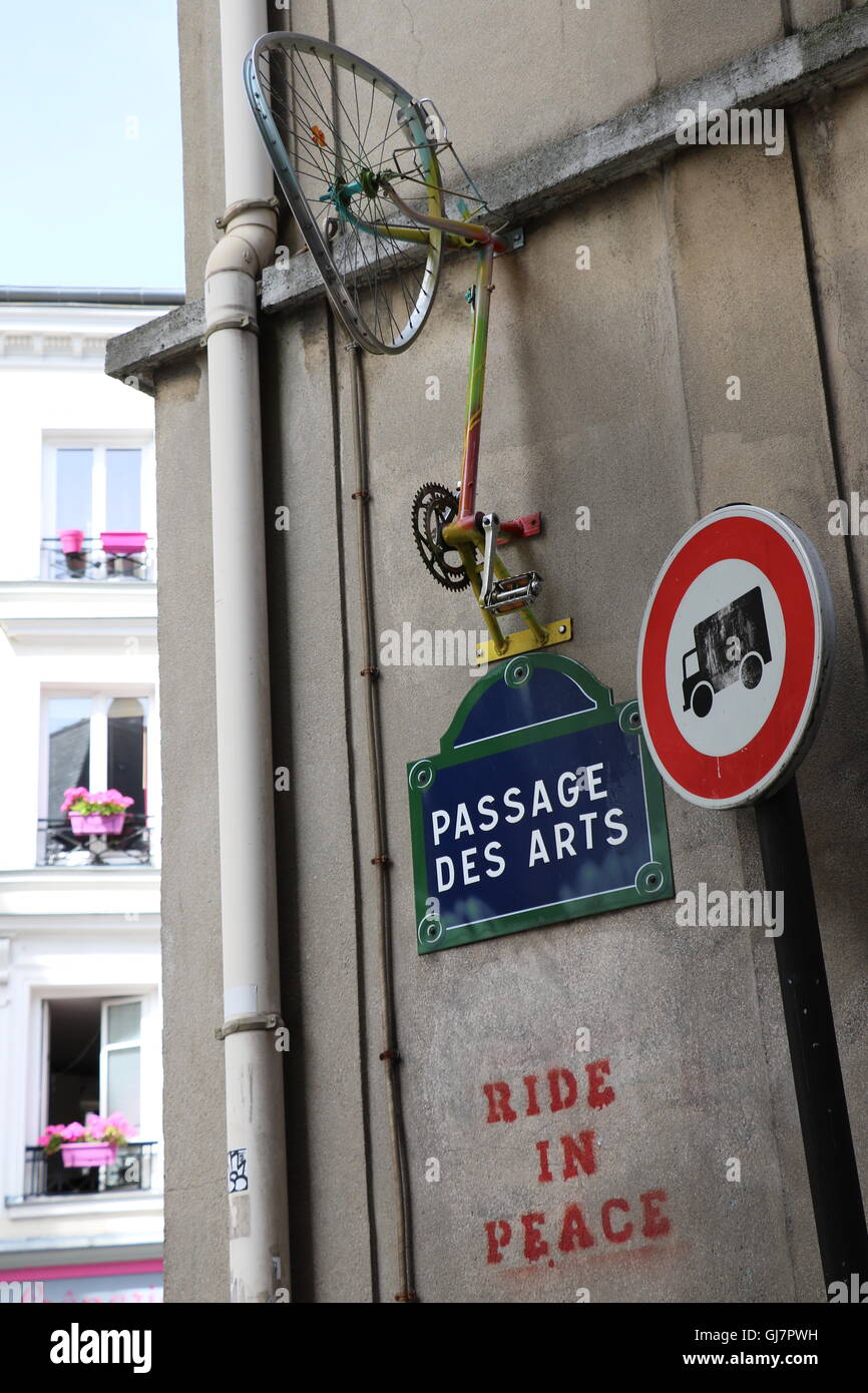 Street art in Paris representing a dead bike Stock Photo - Alamy