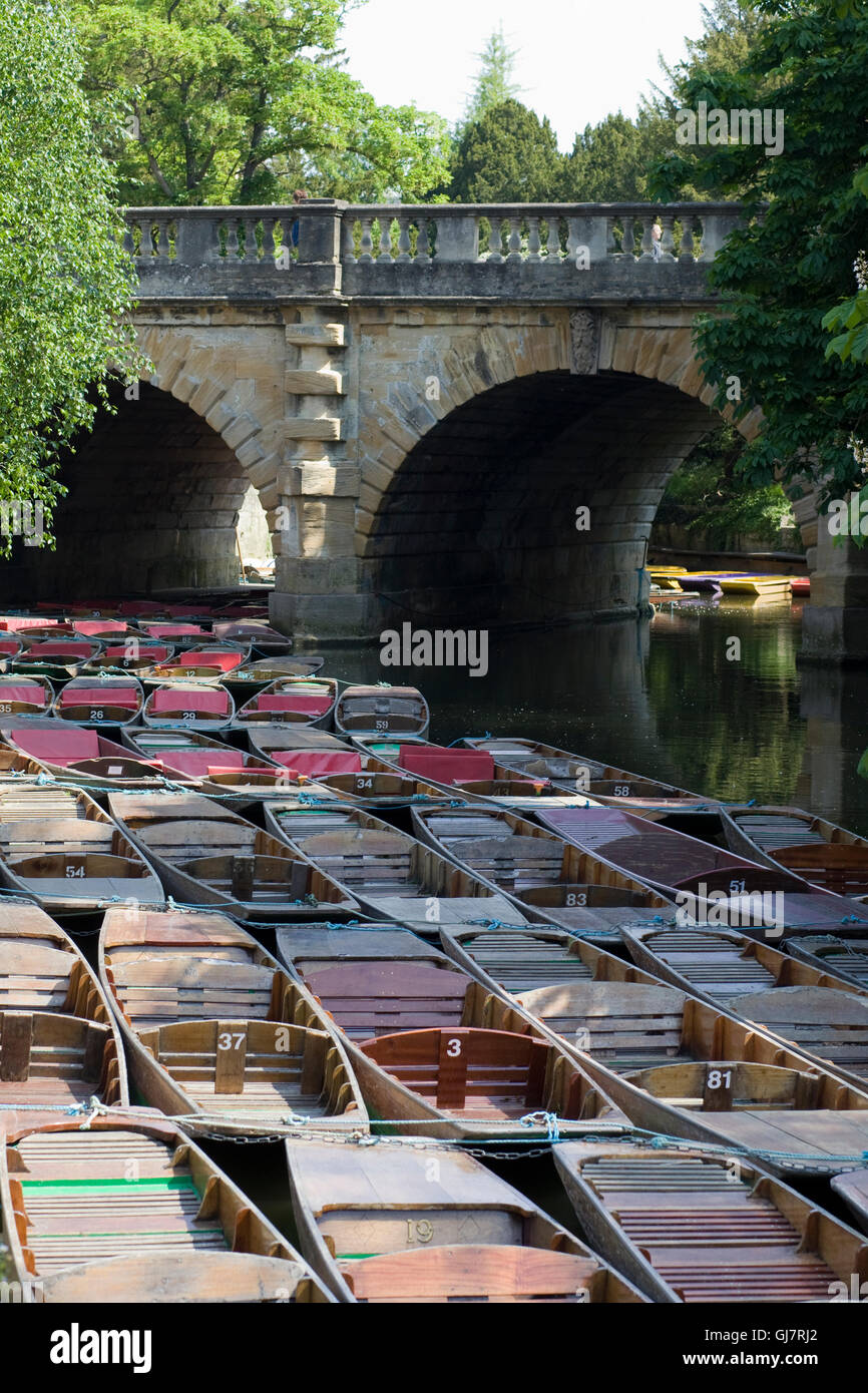 Oxford traditional punts hi-res stock photography and images - Alamy