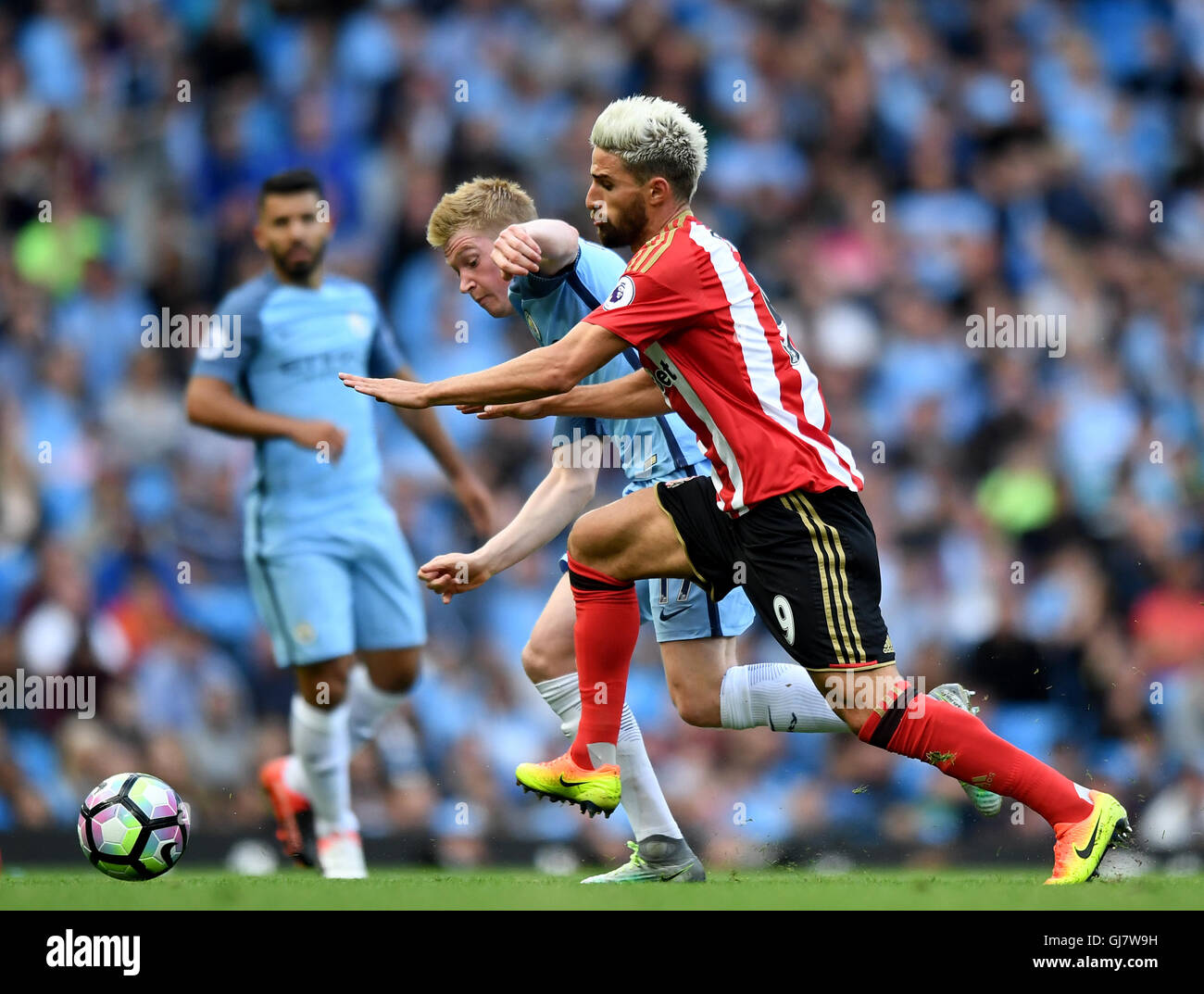 Sunderland's Fabio Borini (right) and Manchester City's Kevin De Bruyne ...