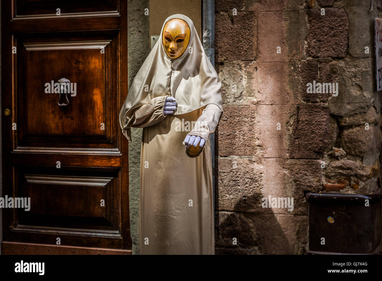 Street artist in Lucca, Italy, Tuscany, mime Stock Photo - Alamy