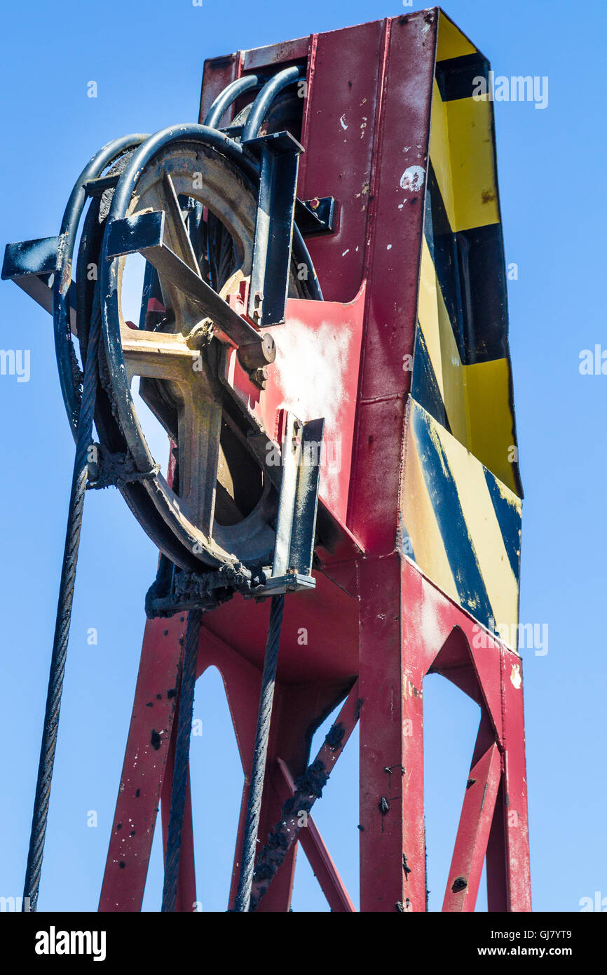 Red tower crane hi-res stock photography and images - Alamy