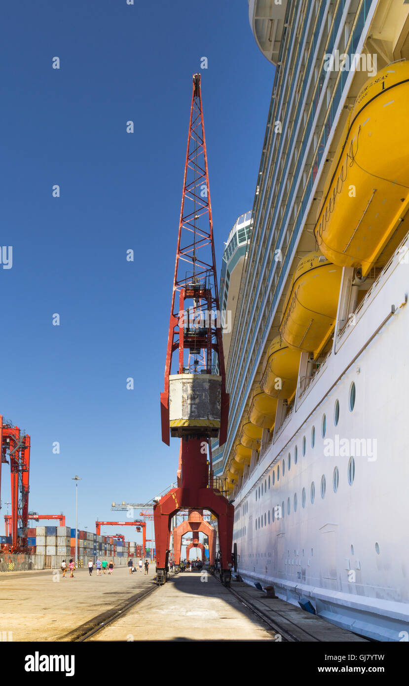 Tower Crane on Dockside with Cruise Ship Stock Photo - Alamy