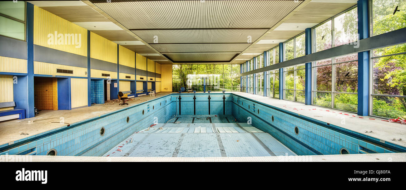 Abandoned swimming pool hi-res stock photography and images - Alamy
