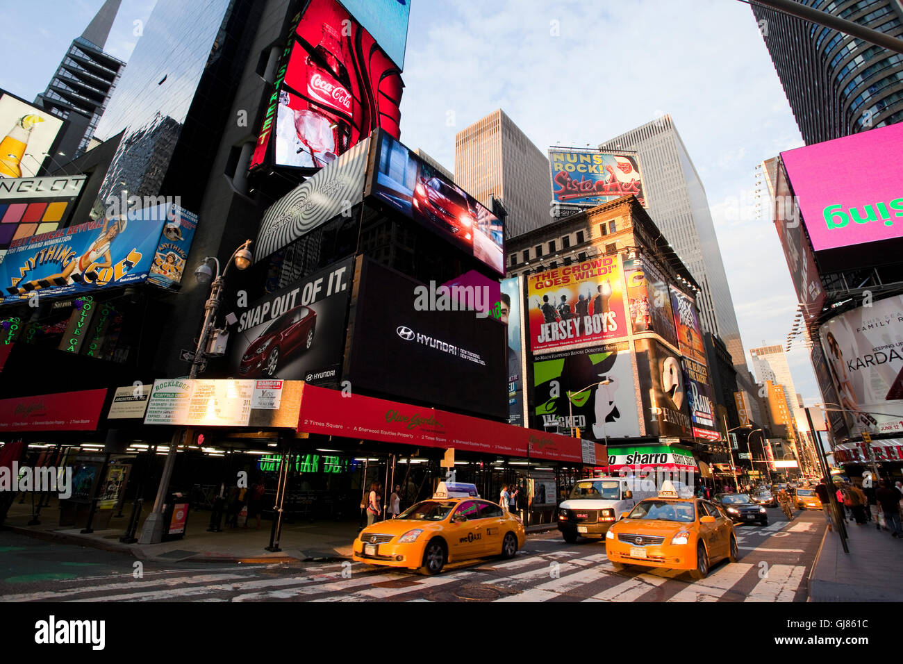 Daytime crowds in times square hi-res stock photography and images - Alamy