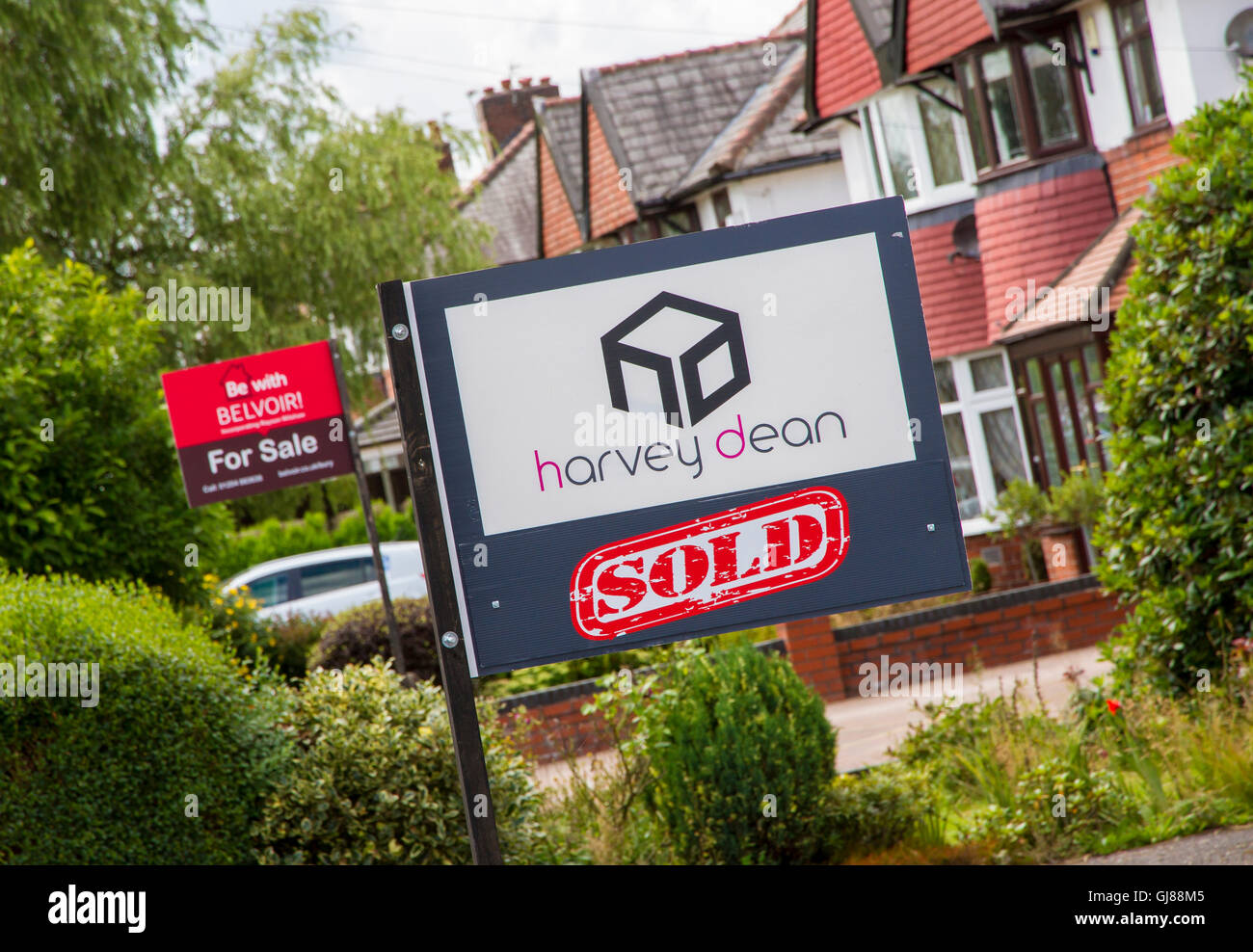 For Sale Sold sign outside residential home Stock Photo - Alamy