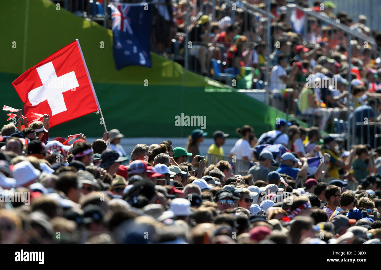 Olympic spectators watch during hi-res stock photography and images - Alamy