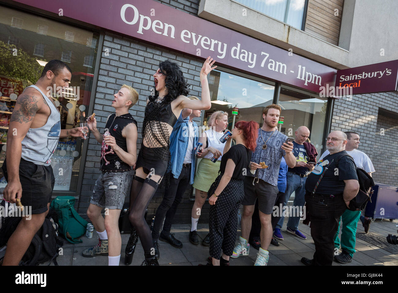 Gay men kissing uk hi-res stock photography and images - Alamy