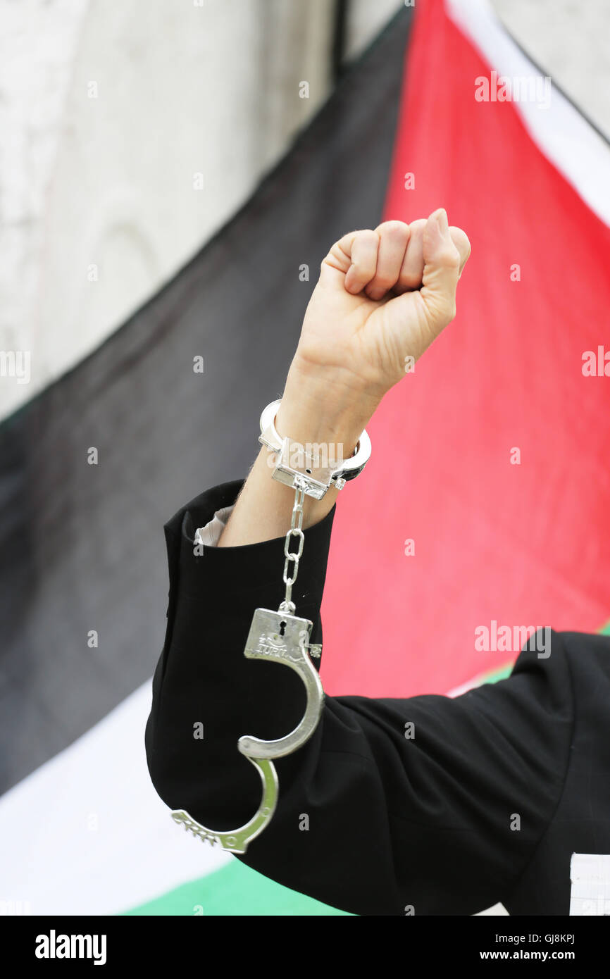 Man handcuffed uk hi-res stock photography and images - Alamy