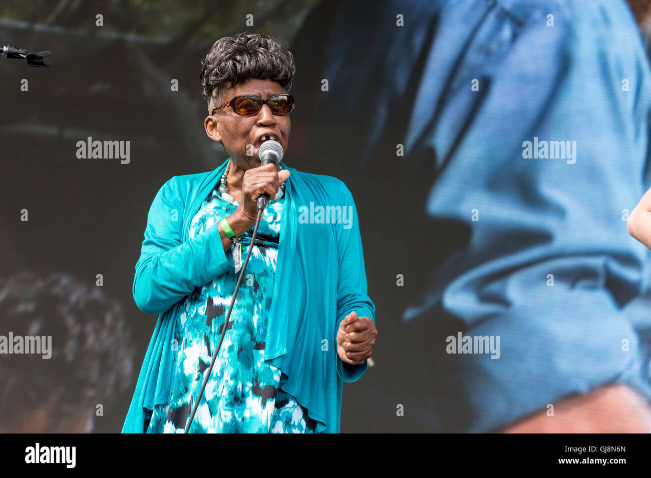 Eau Claire, Wisconsin, USA. 13th Aug, 2016. Singer LENA MAE PERRY ...