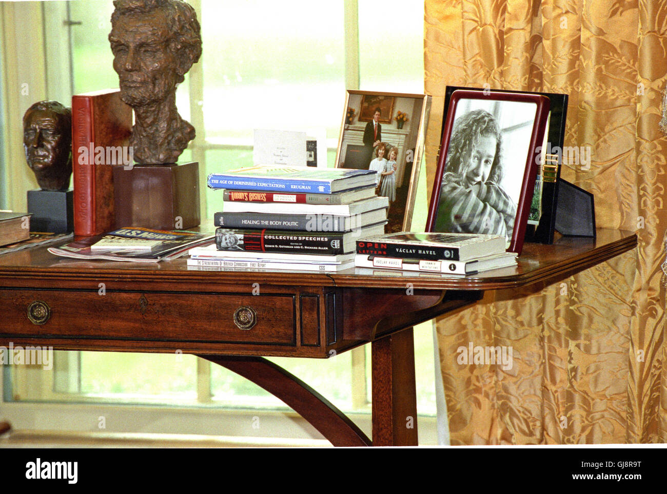 Bill clinton president oval office desk hi-res stock photography and ...