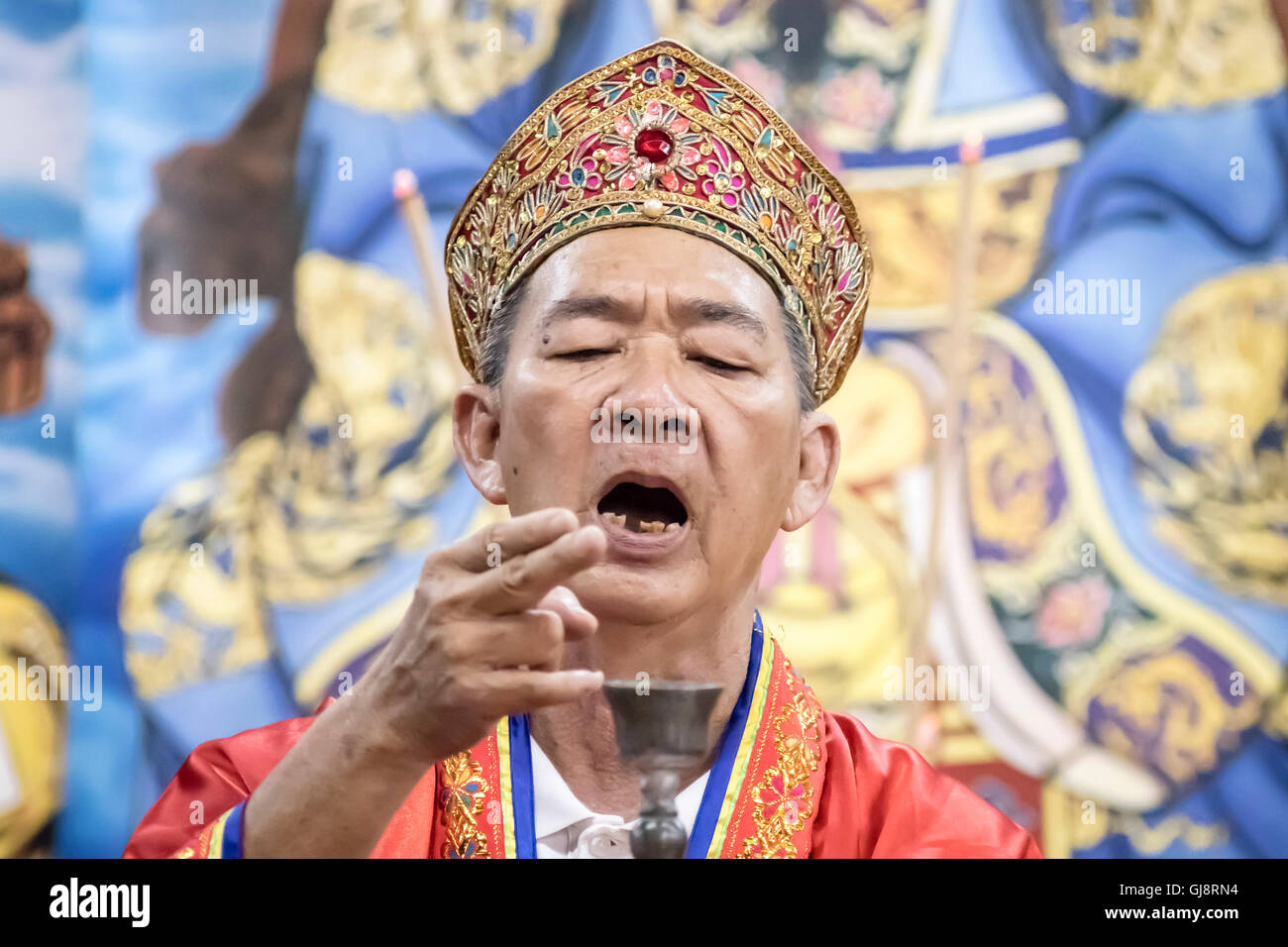 Kuala Lumpur, Malaysia. 13th August, 2016. A chinese taoist priest ...