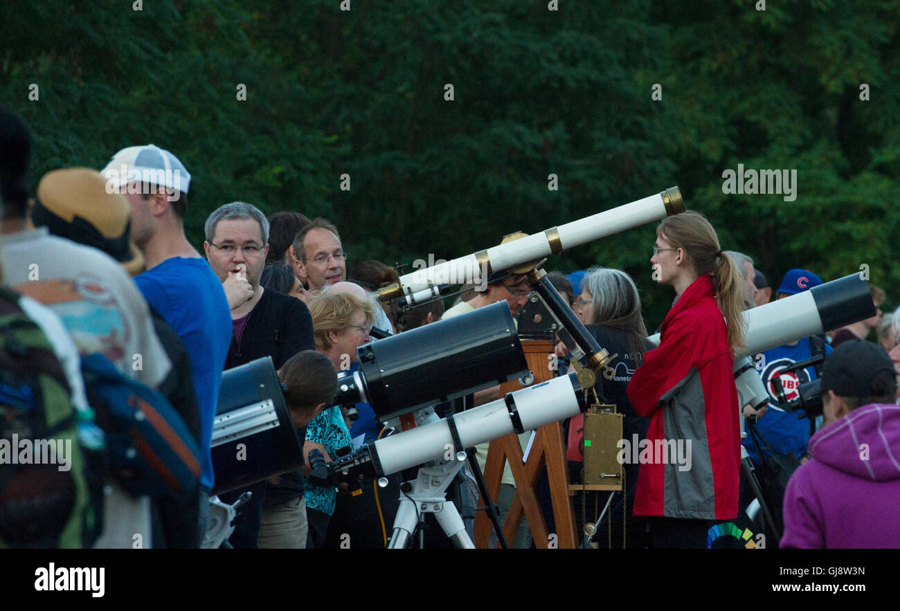 Berlin, Germany. 13th Aug, 2016. Visitors standing between reflector ...