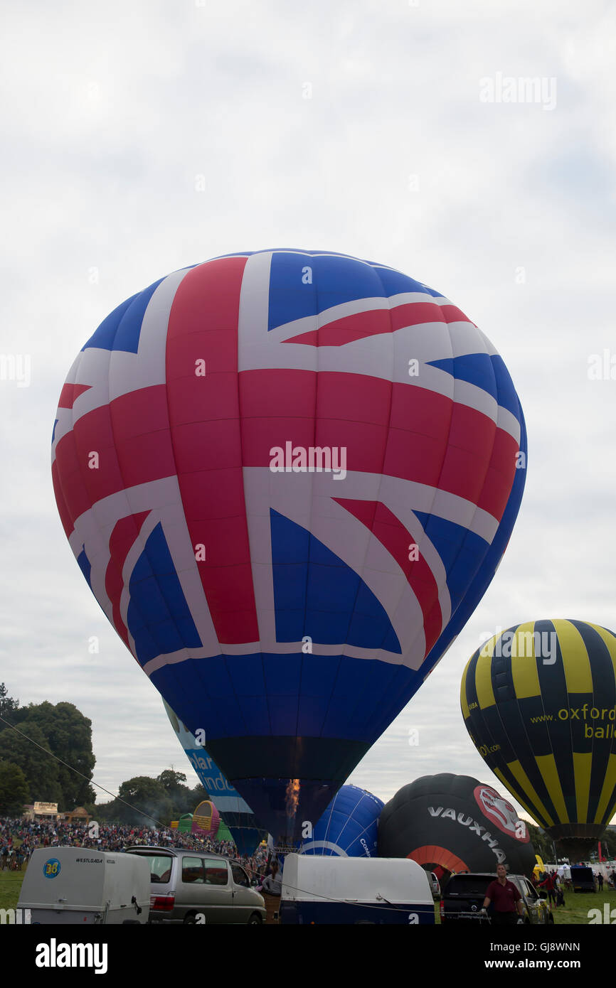 Balloon basket people takes off hi-res stock photography and images - Alamy
