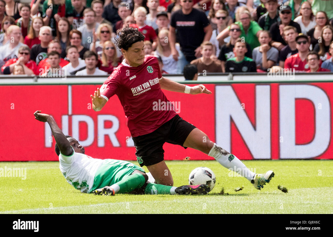 Hannover's Miiko Albornoz (r) and Greuther's Khaled Narey vie for the ...