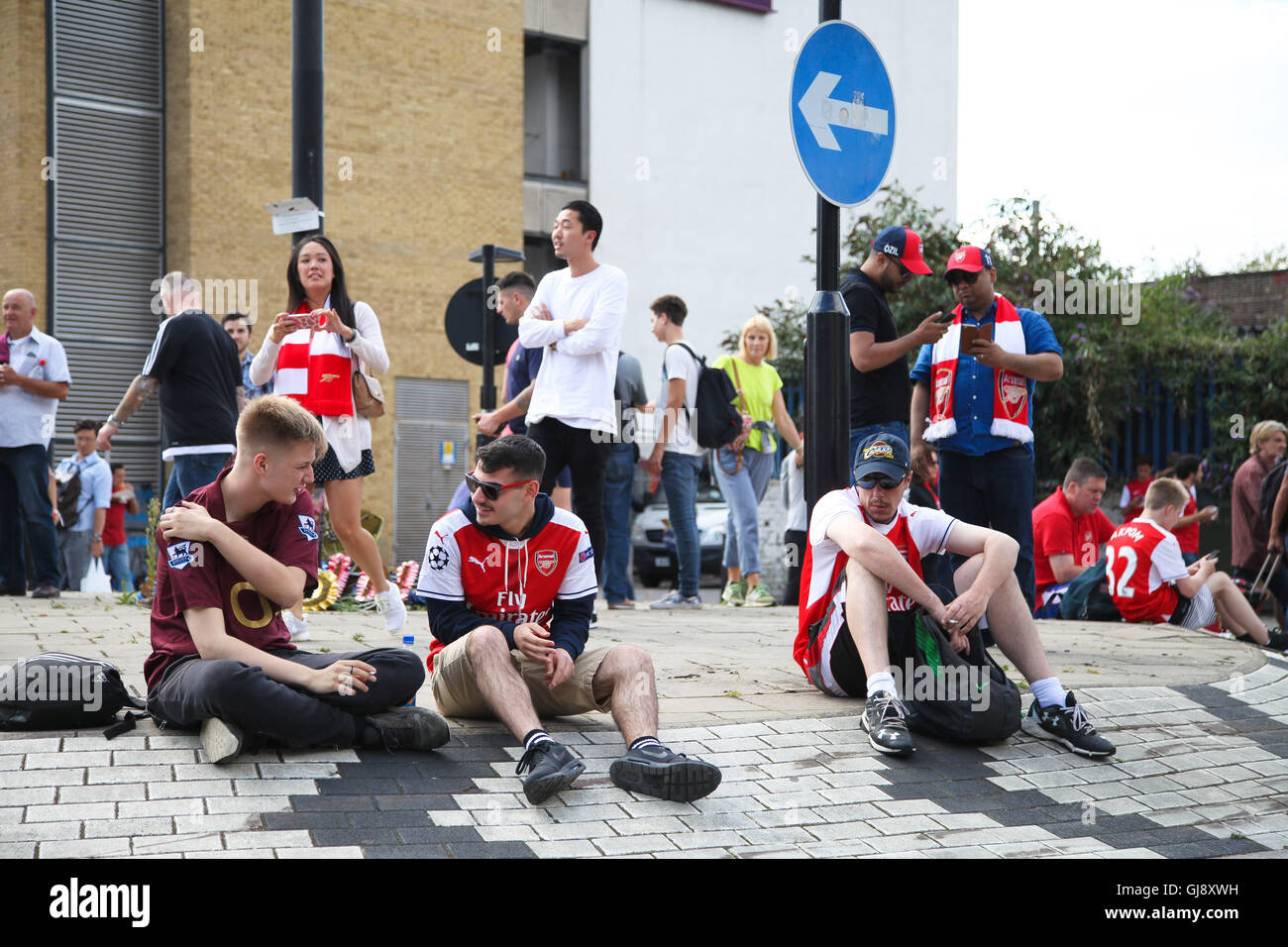 Arsenal stadium exterior fans hi-res stock photography and images - Alamy