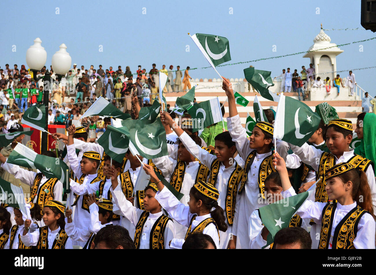 Lahore. 14th Aug, 2016. Pakistani people attend a ceremony celebrating ...