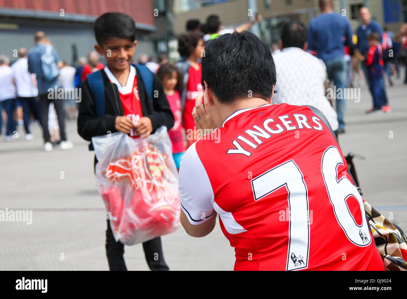 Emirates Stadium, North London, UK - 14 Aug 2016 Football fans at the ...