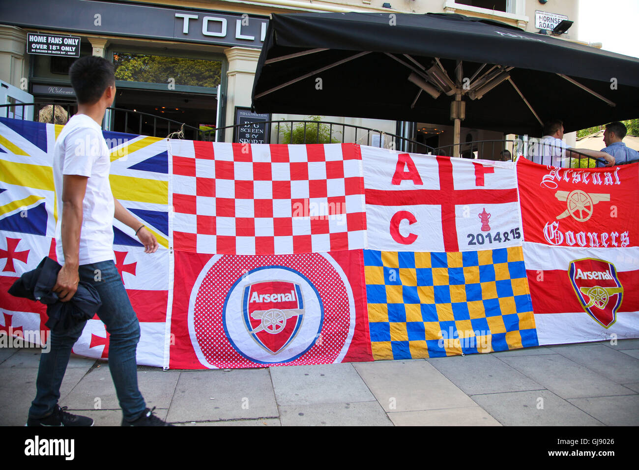 Arsenal emirates stadium fans hi-res stock photography and images - Alamy
