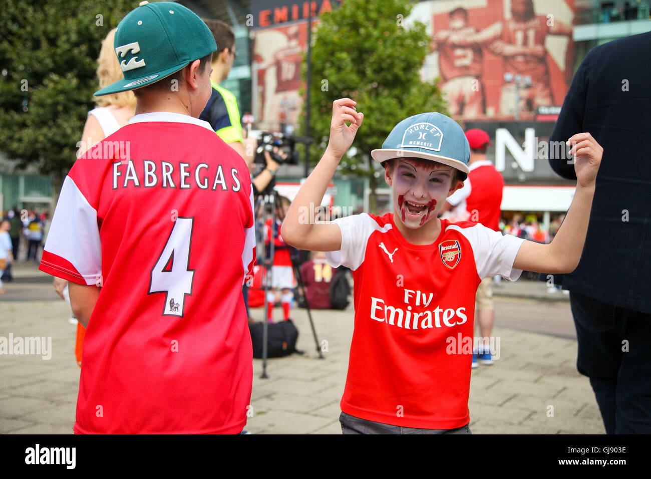Emirates Stadium, North London, UK - 14 Aug 2016 Football fans at the ...