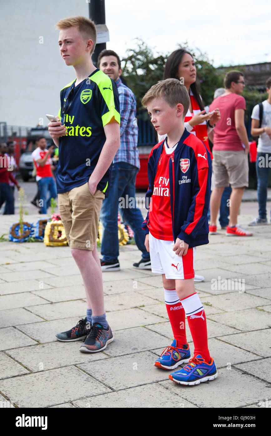 Arsenal stadium exterior fans hi-res stock photography and images - Alamy