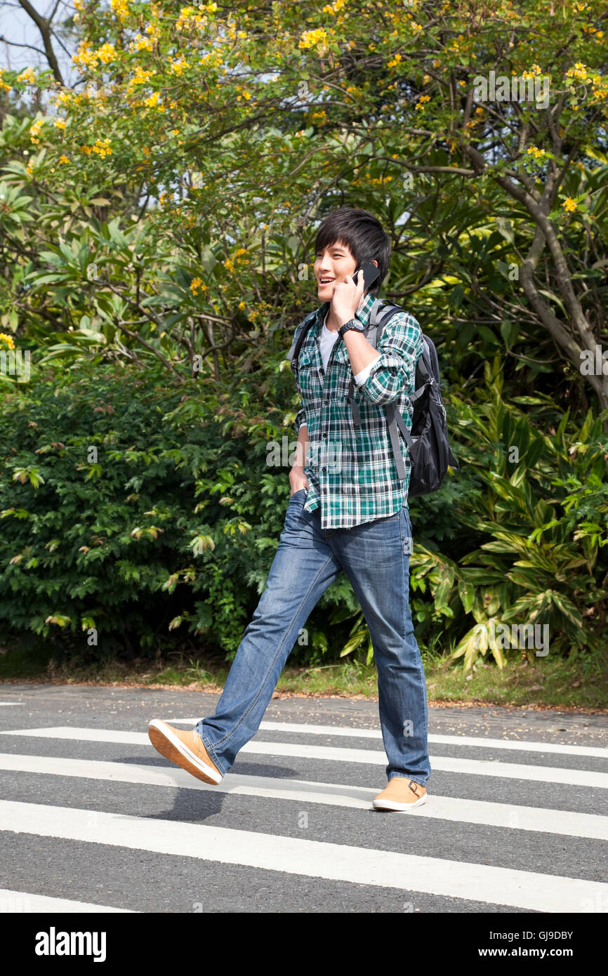 Young college students crossing the road Stock Photo - Alamy