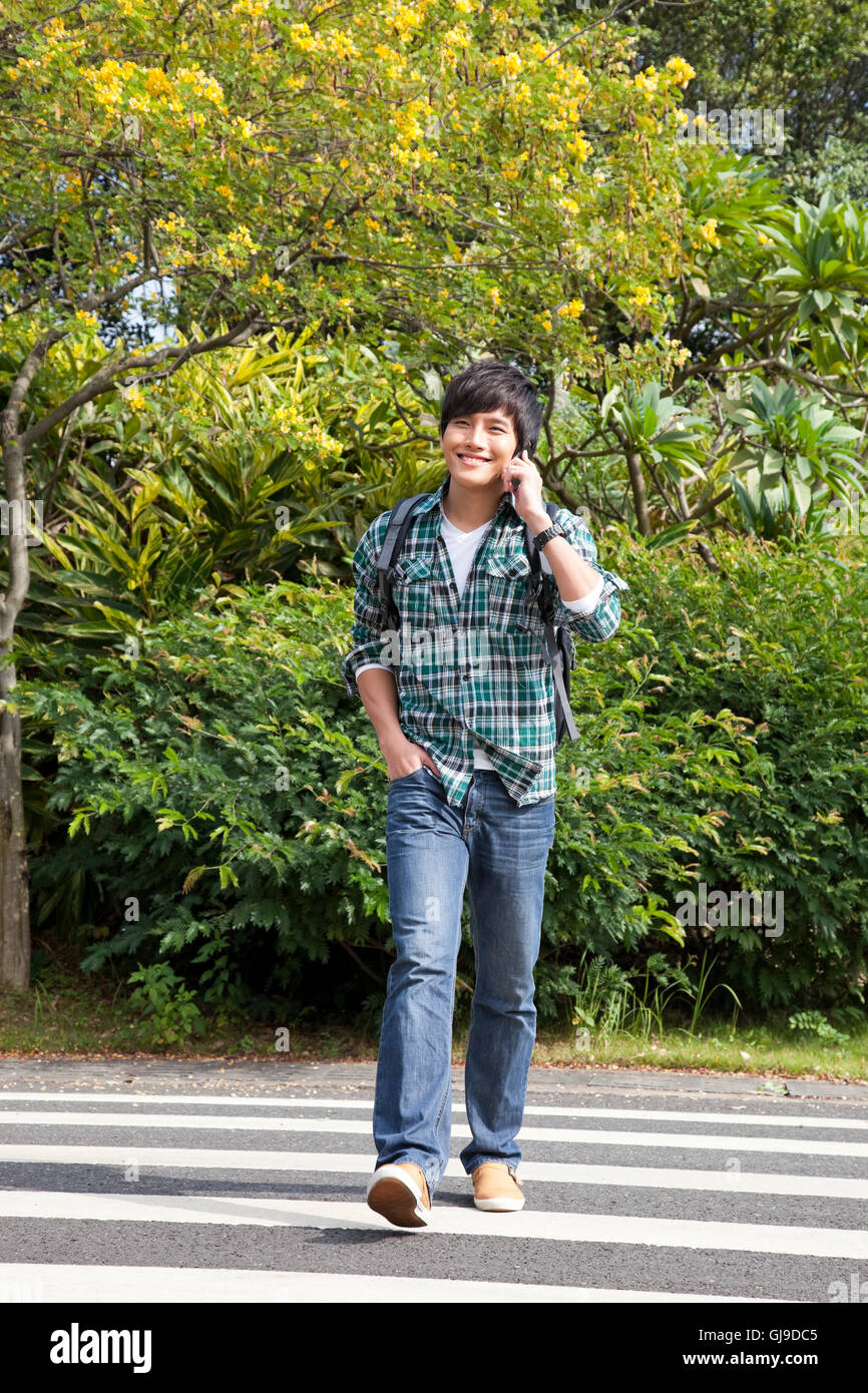 Young college students crossing the road Stock Photo - Alamy