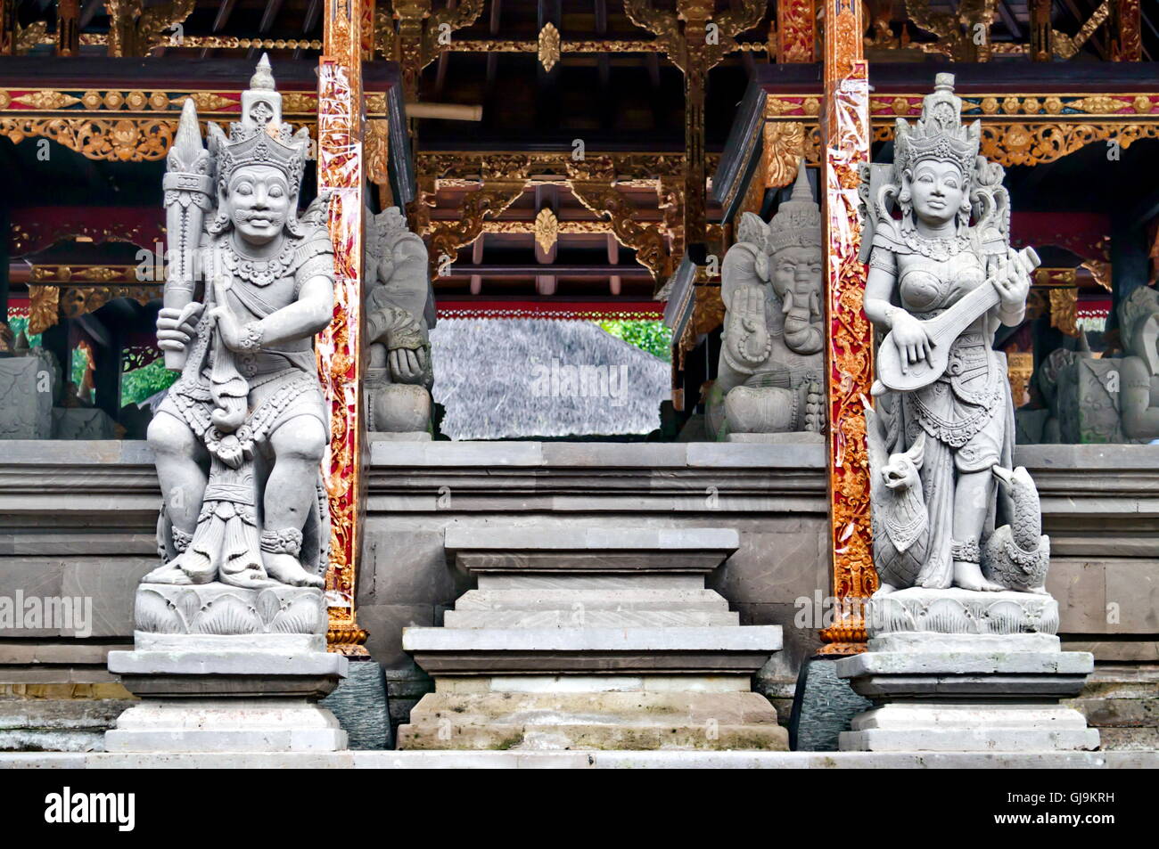 Bali indonesia hindu guardian statues hi-res stock photography and ...