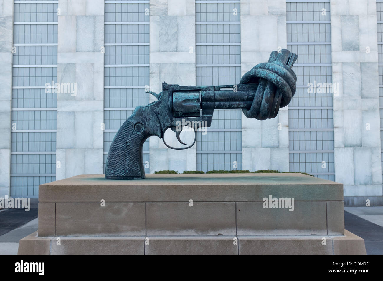 New York City USA United Nations Building. Non-Violence sculpture by ...