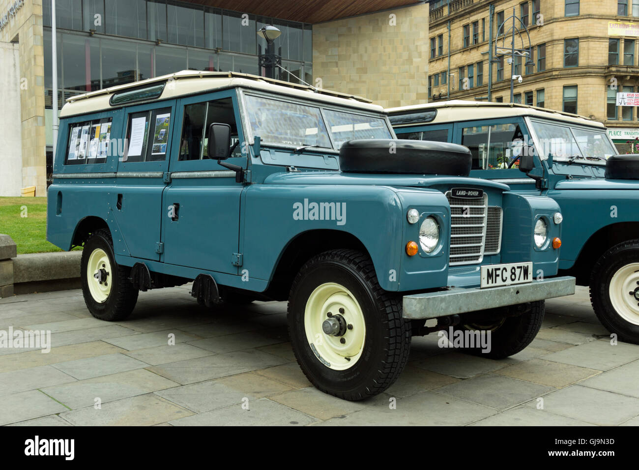 Land rover hi-res stock photography and images - Alamy