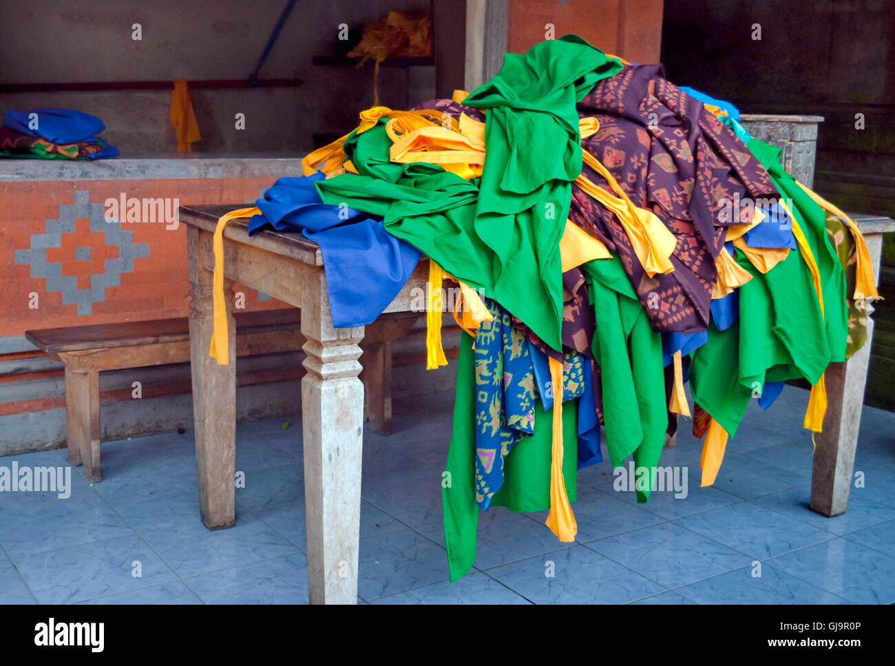 Hindu clothing hi-res stock photography and images - Alamy