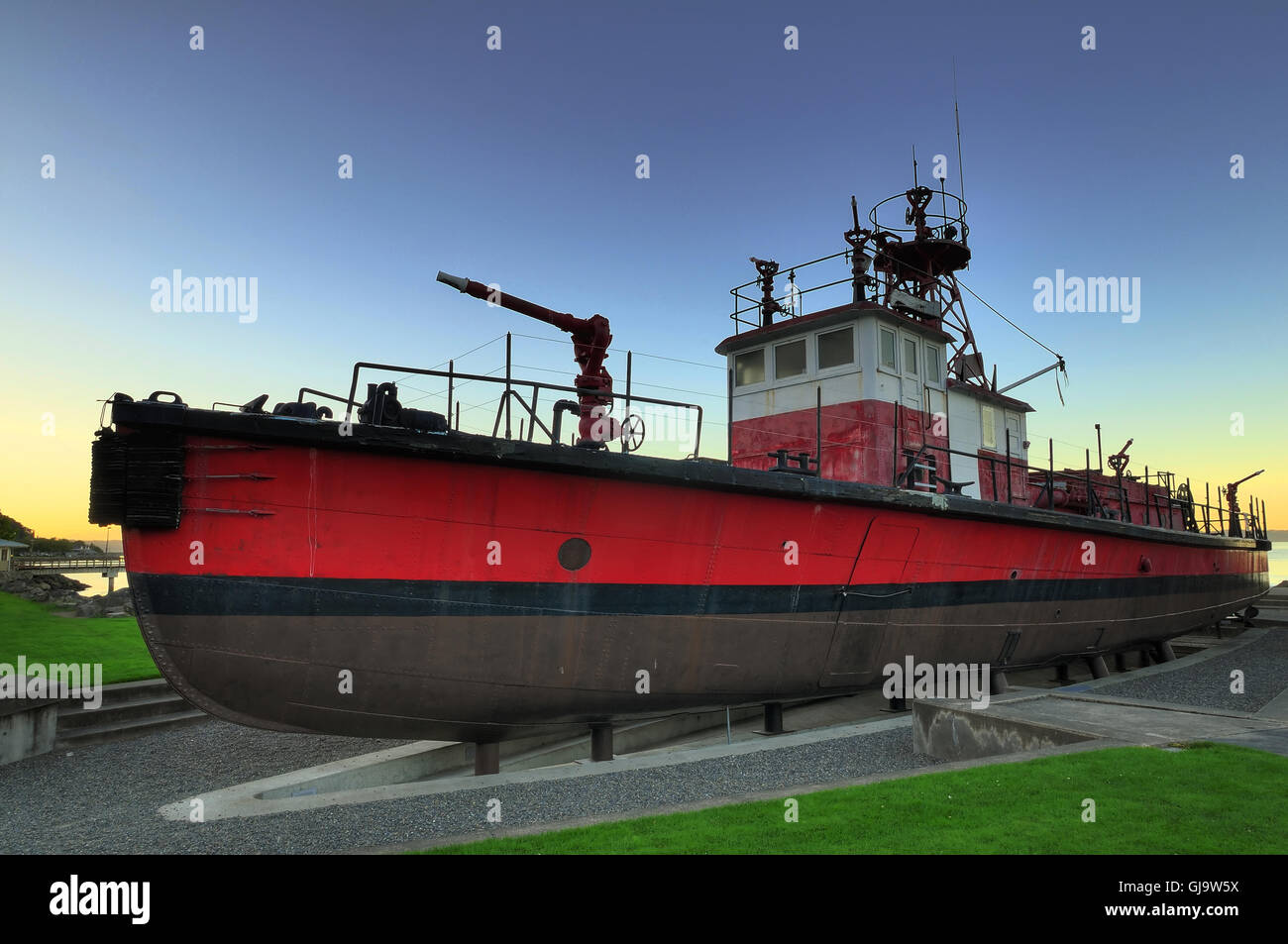 Fire fighter boat hi-res stock photography and images - Alamy