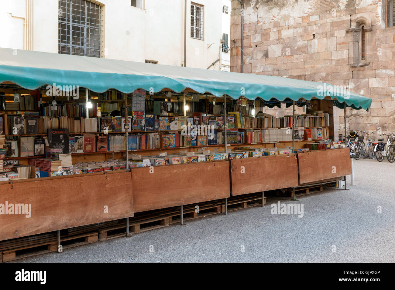 Book shop stall in Lucca, Tuscany, Italy Stock Photo - Alamy
