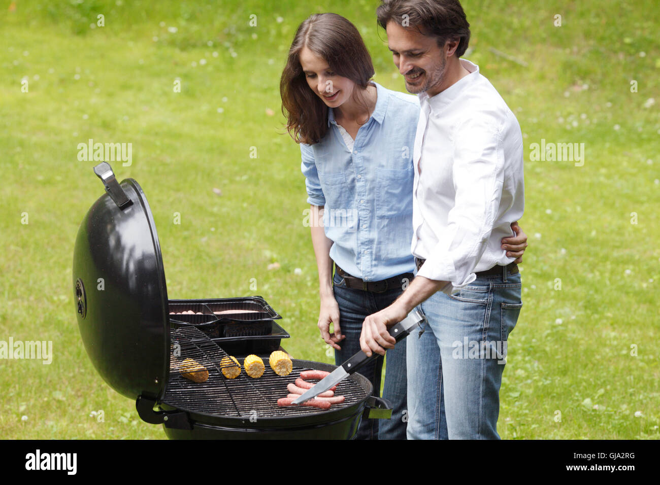 Couple and bbq hi-res stock photography and images - Alamy