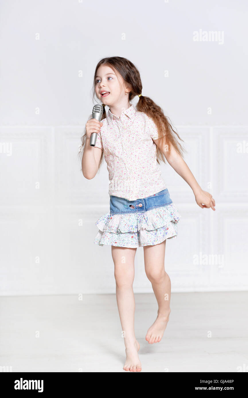 cute little girl singing Stock Photo - Alamy