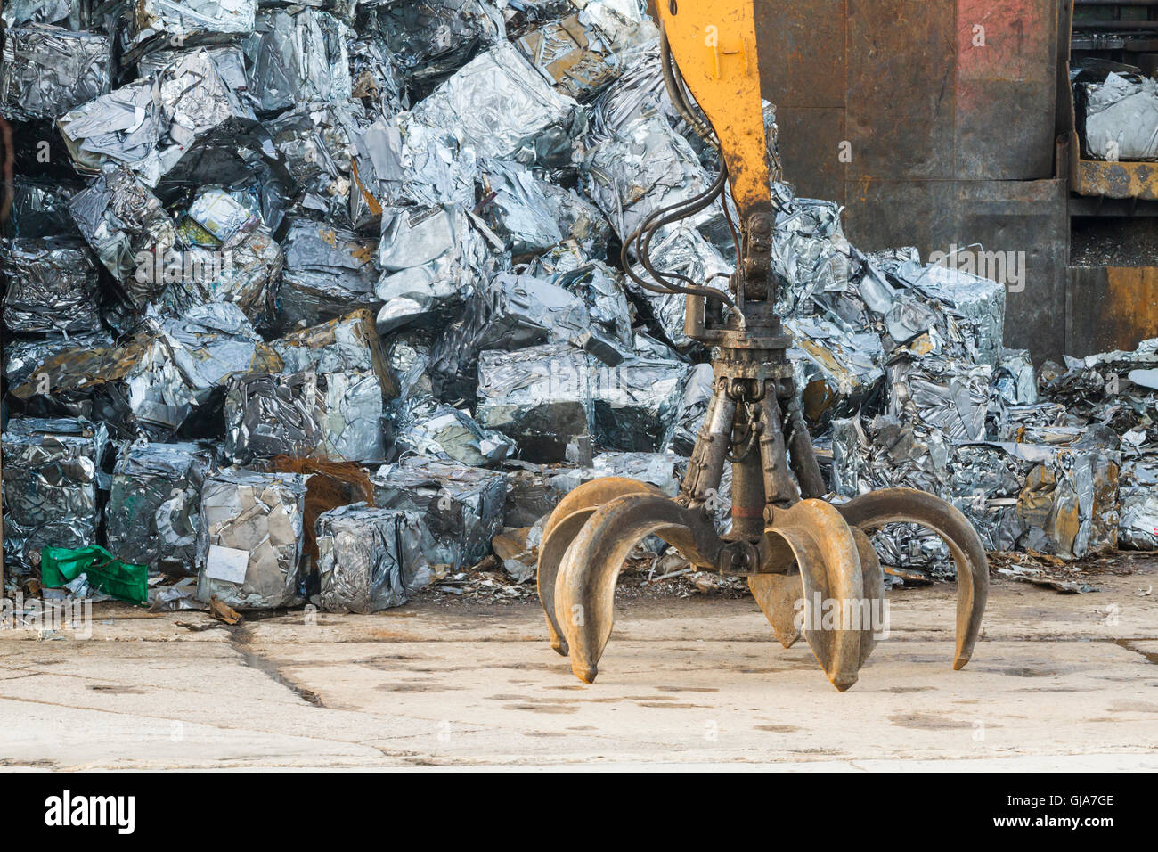 Junk yard crane hi-res stock photography and images - Alamy